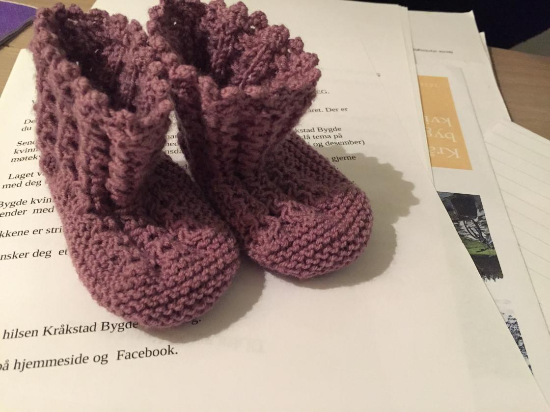 Strikk av babysokker og brosjyre om babymat | Bygdekvinnelaget